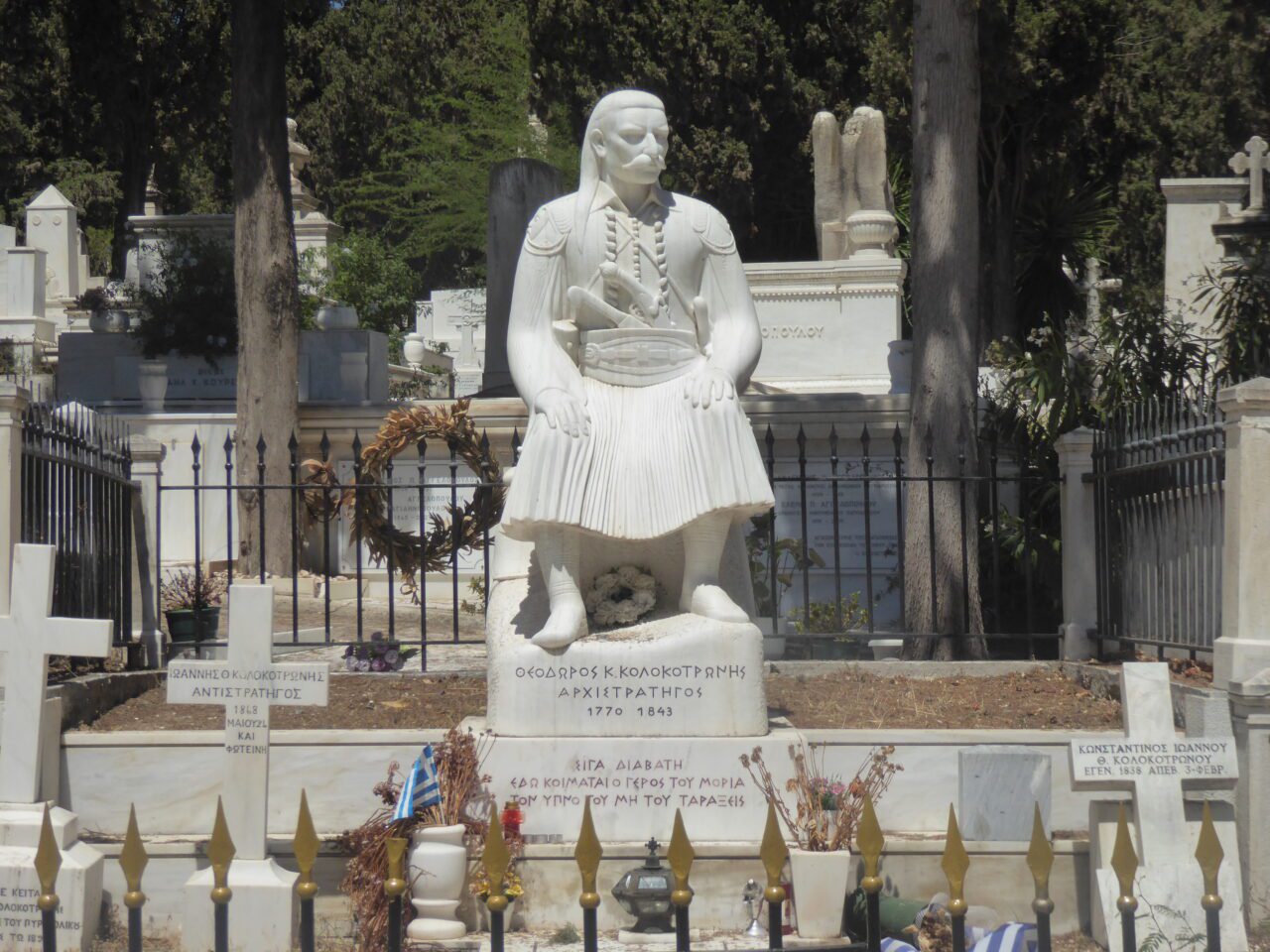 Grave Stories - Come with me into the graveyard, all human life is here