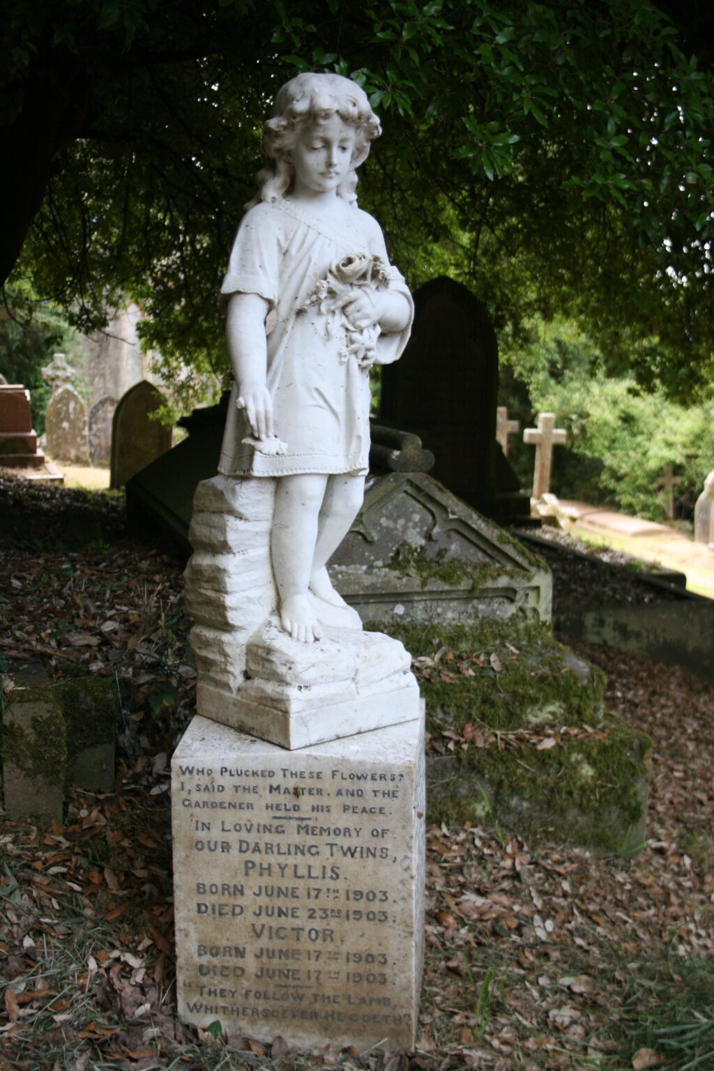 Grave Stories - Come with me into the graveyard, all human life is here